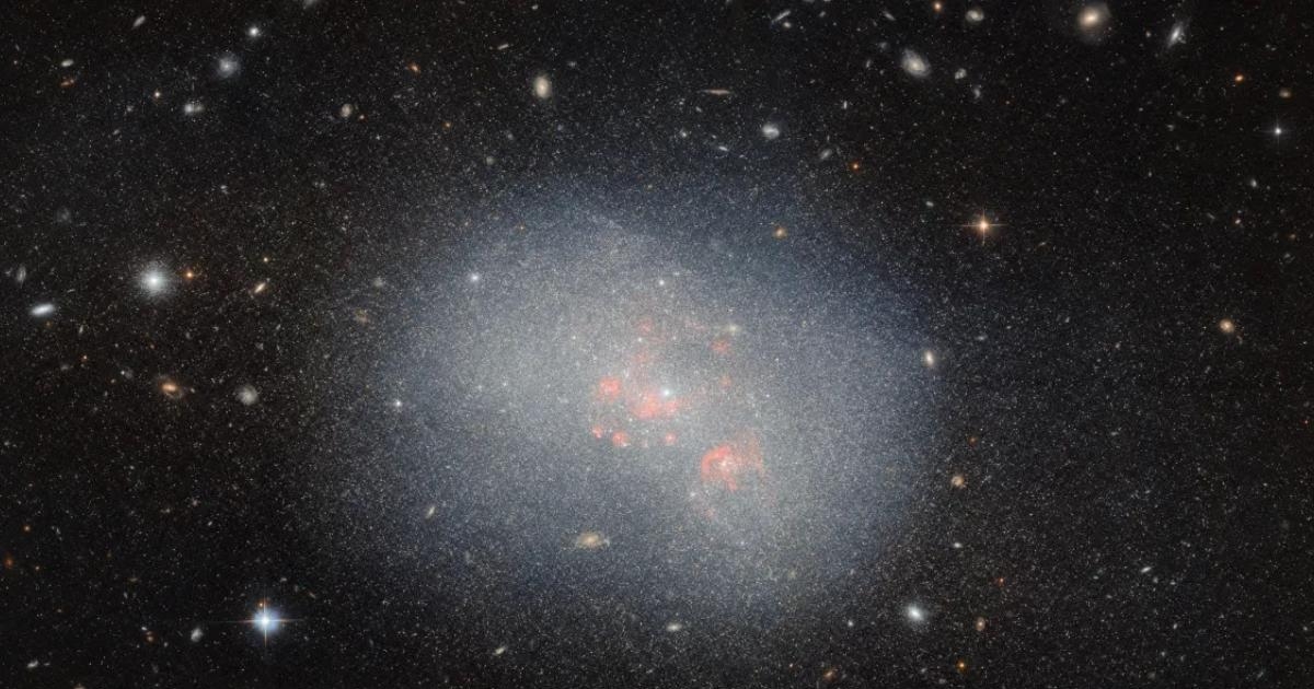 NASA拍到形狀扭曲星系：可能發生過合併 | 宇宙 | 天文 | 哈伯望遠鏡 | 新唐人电视台