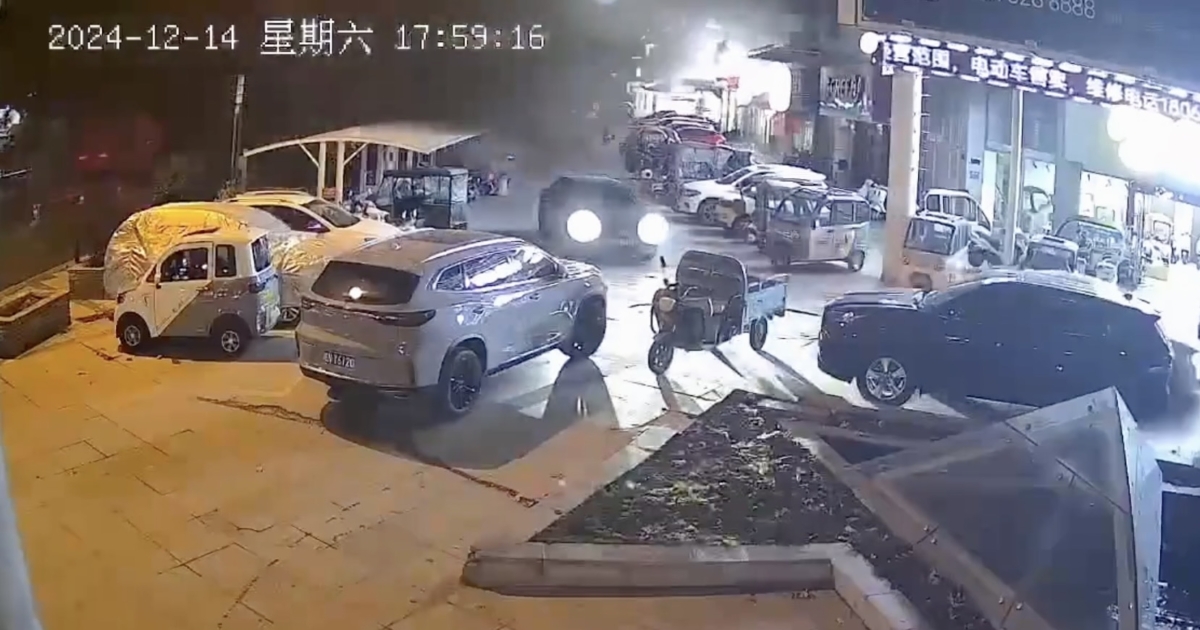 安徽淮南市暖氣管道爆炸 路人受傷 車輛受損（視頻） | 暖管道爆裂 | 4人受傷 | 新唐人电视台